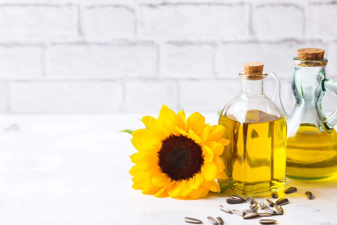 Safflower Oil Vs Sunflower Oil — What's The Difference? - Foods Guy